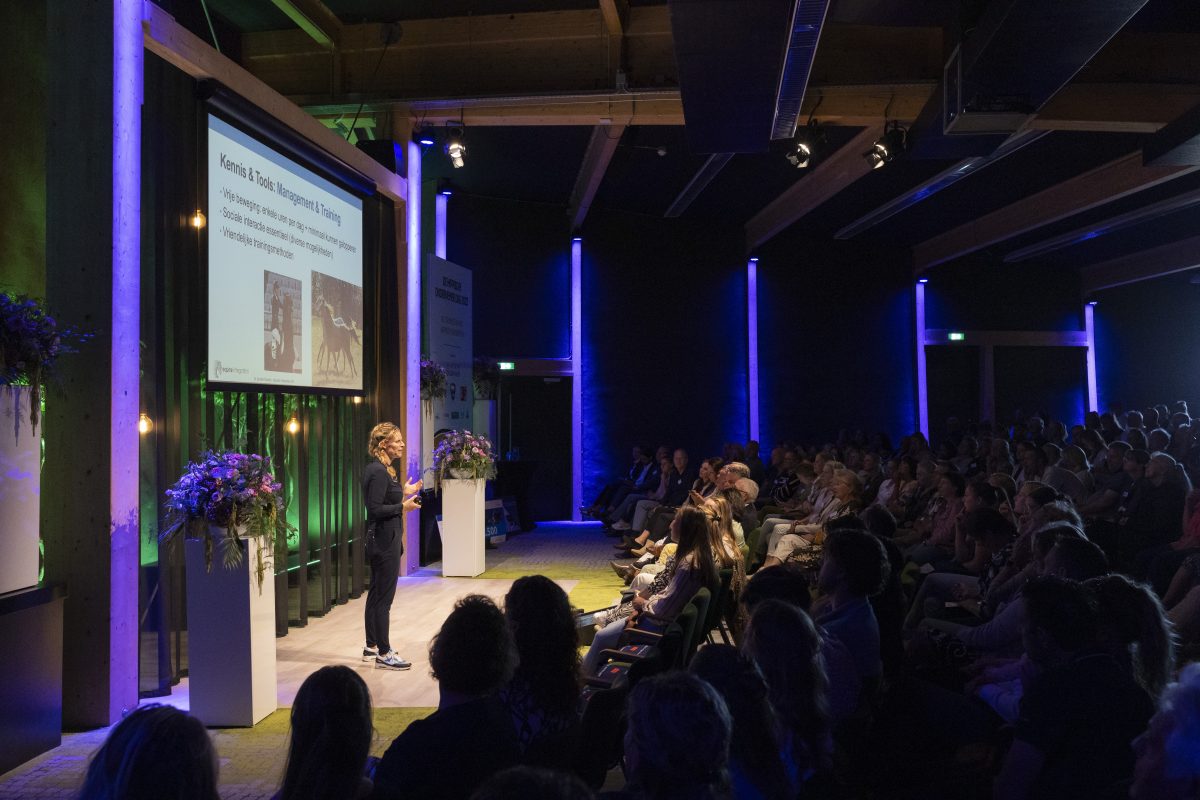 Nieuwe RVO-folder over I&R van paarden - De Hippische Ondernemer